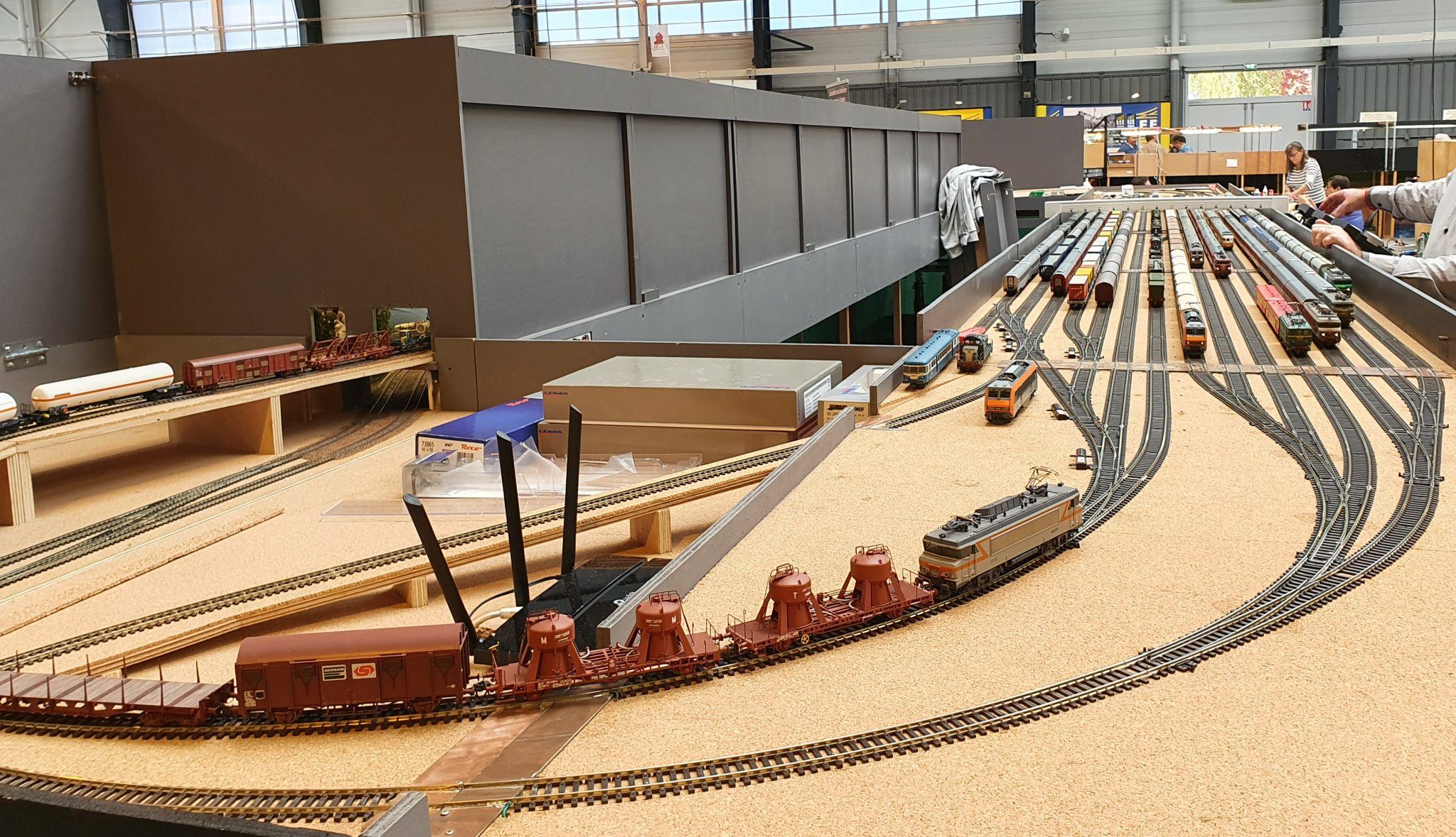 Comment réaliser les coulisses d'un réseau de train miniature ? - Rail ...